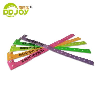 China Design Pulseira de plástico de PVC para ocasião de aniversário Faixa de pulso refletiva ecológica à venda