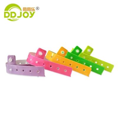 China Design Pulseira de plástico de PVC para ocasião de aniversário Faixa de pulso refletiva ecológica à venda