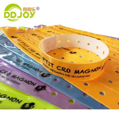 China Pulseira azul refletora Plastico Vinyl Id Pulseira Impressão Com Logotipo Personalizado Envio UPS DHL EMS Fedex TNT à venda