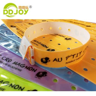 China Pulseira azul refletora Plastico Vinyl Id Pulseira Impressão Com Logotipo Personalizado Envio UPS DHL EMS Fedex TNT à venda