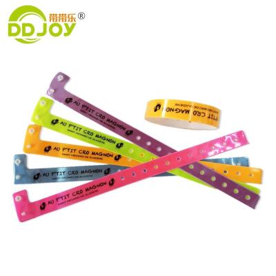 China Identificação Pulseiras de plástico de vinil fechamento personalizado cor neon para eventos festas à venda