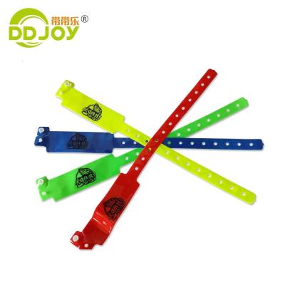 China Identificação Pulseiras de plástico de vinil fechamento personalizado cor neon para eventos festas à venda