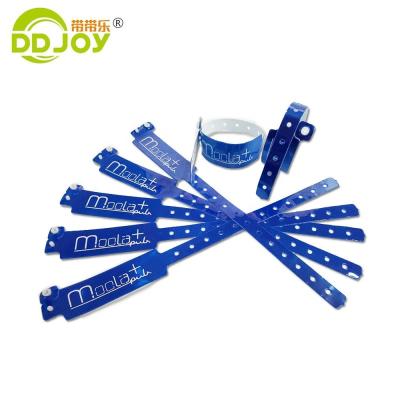 China Identificação Pulseiras de plástico de vinil fechamento personalizado cor neon para eventos festas à venda