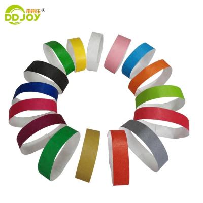 Cina Braccialetti Tyvek semplici in arancione 100 pcs per Event Party Supplies Logo OEM personalizzato in vendita