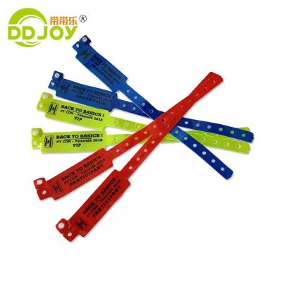 Cina Eventi personalizzati Pvc Neon Colore Braccialetti Regali Uno Sconto Plastico Festival Braccialetto in vinile in vendita