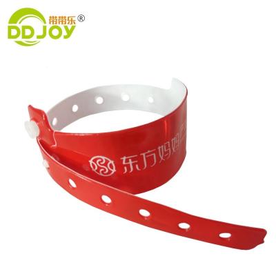 Cina Eventi personalizzati Pvc Neon Colore Braccialetti Regali Uno Sconto Plastico Festival Braccialetto in vinile in vendita