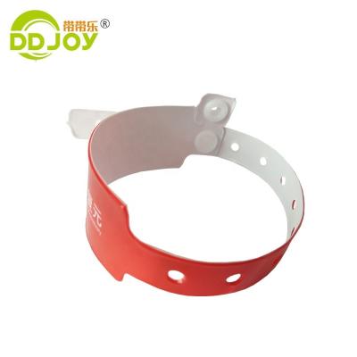Cina Eventi personalizzati Pvc Neon Colore Braccialetti Regali Uno Sconto Plastico Festival Braccialetto in vinile in vendita