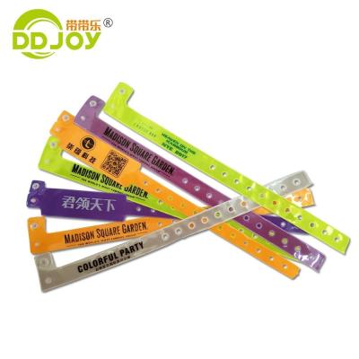 Cina Eventi personalizzati Pvc Neon Colore Braccialetti Regali Uno Sconto Plastico Festival Braccialetto in vinile in vendita