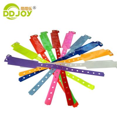 Cina Eventi personalizzati Pvc Neon Colore Braccialetti Regali Uno Sconto Plastico Festival Braccialetto in vinile in vendita