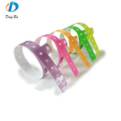 China Logotipo personalizado Pulseira de vinil impressa One Direction Pulseira de plástico de festival para parques à venda