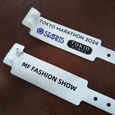 China 2024 Venta de brazaletes de regalo amarillo de la pulsera personalizada con el rendimiento antialérgico en venta