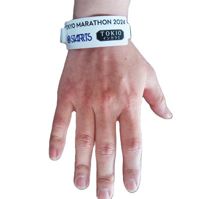 China 2024 Venta de brazaletes de regalo amarillo de la pulsera personalizada con el rendimiento antialérgico en venta