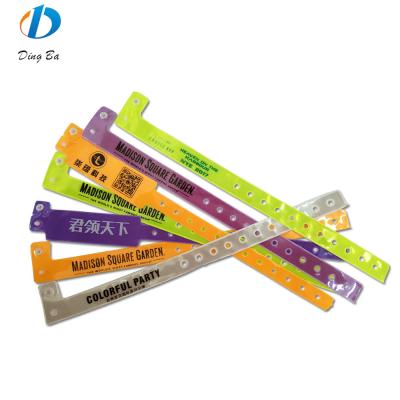 China 250*25mm/250*16mm Rood Vinyl PVC Armband Armbanden Moet hebben voor VIP Pass Toegang Te koop
