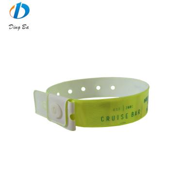 China 250*25mm/250*16mm Rood Vinyl PVC Armband Armbanden Moet hebben voor VIP Pass Toegang Te koop