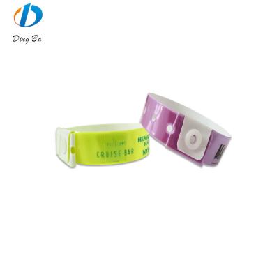 China 250*25mm/250*16mm Rood Vinyl PVC Armband Armbanden Moet hebben voor VIP Pass Toegang Te koop