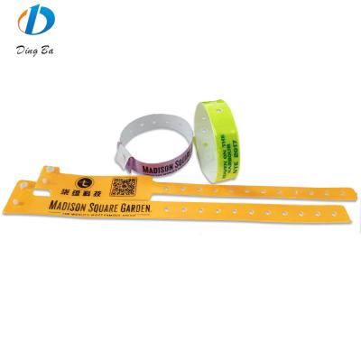 China 250*25mm/250*16mm Rood Vinyl PVC Armband Armbanden Moet hebben voor VIP Pass Toegang Te koop