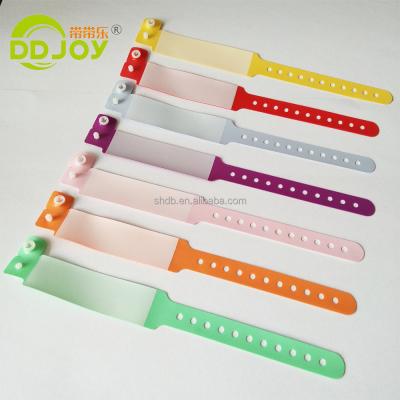 Cina Braccialetto in PVC rosso per bambini Custom Soft Plastic One-Time Band Writable Vinyl Metal Crafts in vendita