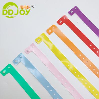 Cina Braccialetto in PVC rosso per bambini Custom Soft Plastic One-Time Band Writable Vinyl Metal Crafts in vendita
