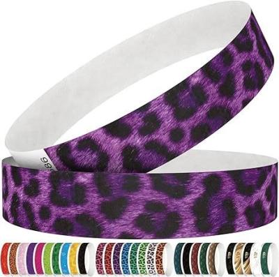 Cina Braccialetti Tyvek stampati con logo personalizzato impermeabili e resistenti alle lacrime per le celebrazioni in vendita