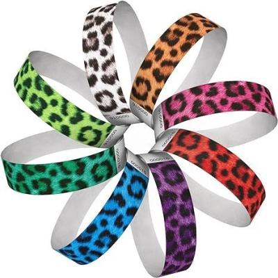 Cina Braccialetti Tyvek stampati con logo personalizzato impermeabili e resistenti alle lacrime per le celebrazioni in vendita