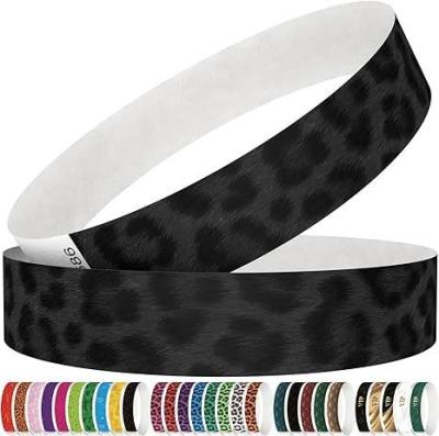 Cina Braccialetti Tyvek stampati con logo personalizzato impermeabili e resistenti alle lacrime per le celebrazioni in vendita