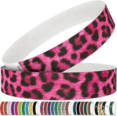 Cina Braccialetti Tyvek stampati con logo personalizzato impermeabili e resistenti alle lacrime per le celebrazioni in vendita