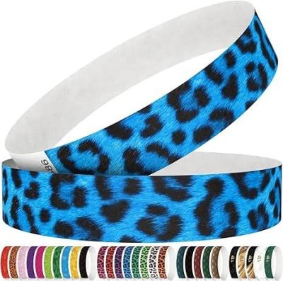 Cina Braccialetti Tyvek stampati con logo personalizzato impermeabili e resistenti alle lacrime per le celebrazioni in vendita