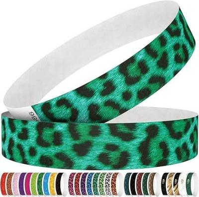 Cina Braccialetti Tyvek stampati con logo personalizzato impermeabili e resistenti alle lacrime per le celebrazioni in vendita