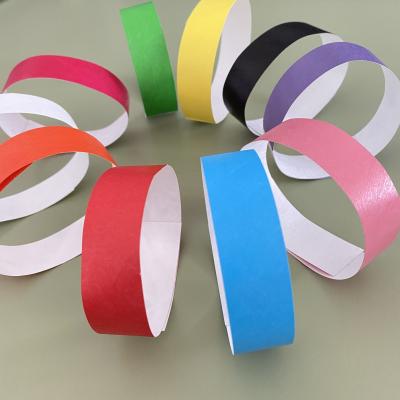 Cina Identificazione cartacea Tyvek Braccialetti Logo personalizzato e codice a barre per l'identificazione in vendita