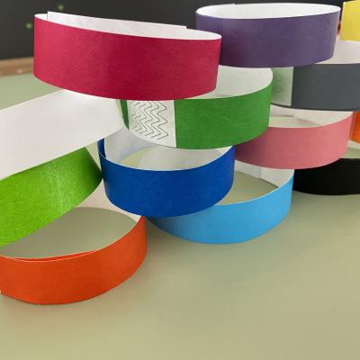 Cina Identificazione cartacea Tyvek Braccialetti Logo personalizzato e codice a barre per l'identificazione in vendita