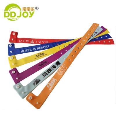 Cina Braccialetto in PVC personalizzato con codice QR per eventi in vendita