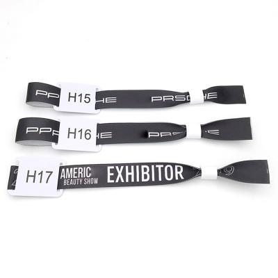 China Custom Logo Printing Armbanden Armbanden Satine Stof RFID Chip voor feestjes en evenementen Te koop