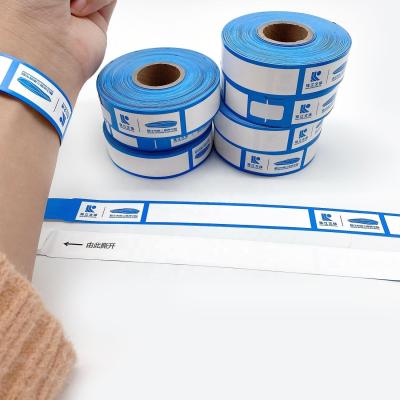 China Gepersonaliseerd Logo Blauw Synthetisch Papier Armband Armband Voor Scenic Toegangskaartjes Te koop