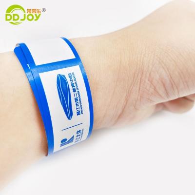 China Gepersonaliseerd Logo Blauw Synthetisch Papier Armband Armband Voor Scenic Toegangskaartjes Te koop
