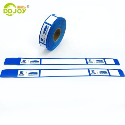 China Gepersonaliseerd Logo Blauw Synthetisch Papier Armband Armband Voor Scenic Toegangskaartjes Te koop