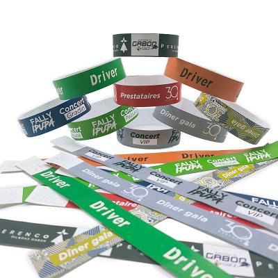 Cina Braccialetti Tyvek a colori solidi per eventi Festival personalizzabili e impermeabili in vendita