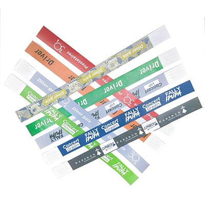 Cina Braccialetti Tyvek a colori solidi per eventi Festival personalizzabili e impermeabili in vendita