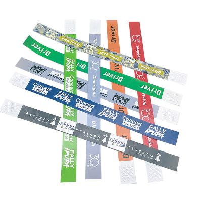 Cina Braccialetti Tyvek a colori solidi per eventi Festival personalizzabili e impermeabili in vendita