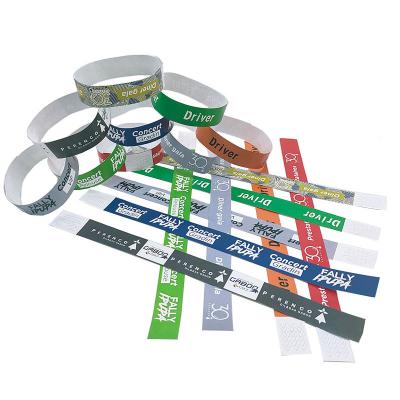 Cina Braccialetti Tyvek a colori solidi per eventi Festival personalizzabili e impermeabili in vendita