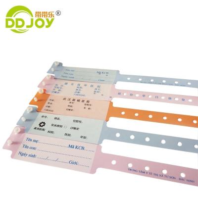 Cina Braccialetto usa e getta di plastica medica arancione per sistema di identificazione ospedaliero personalizzato in vendita