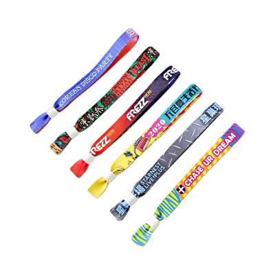 Cina Logo personalizzato Braccialetti RFID Tessuto satinato per eventi e festival Utenti finali target in vendita