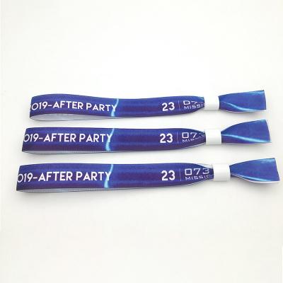 Cina Logo personalizzato Braccialetti RFID Tessuto satinato per eventi e festival Utenti finali target in vendita