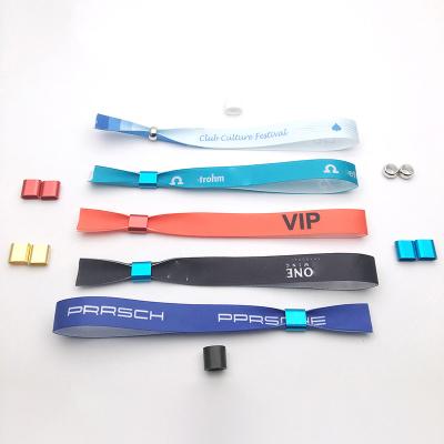 Cina Logo personalizzato Braccialetti RFID Tessuto satinato per eventi e festival Utenti finali target in vendita