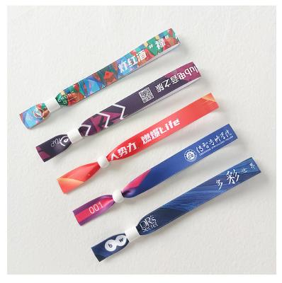 China Custom Event Armbänder mit RFID Chip Satin Stoff und Marken Logo Textdruck zu verkaufen