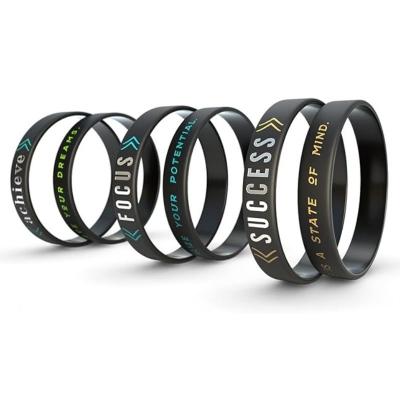 China Silk Screen Printing Custom Logo Rubber Armband voor evenementen en feesten cadeautjes Te koop