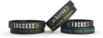 China Silk Screen Printing Custom Logo Rubber Armband voor evenementen en feesten cadeautjes Te koop
