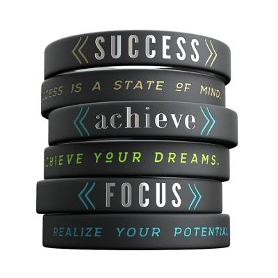 China Silk Screen Printing Custom Logo Rubber Armband voor evenementen en feesten cadeautjes Te koop
