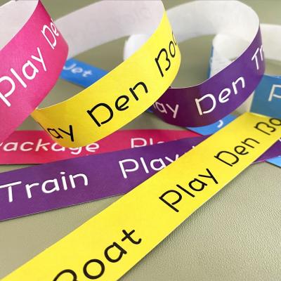 China Custom Logo Printed Armband Waterdicht Papier Tyvek Armbanden Sterk kleefsluiting Te koop