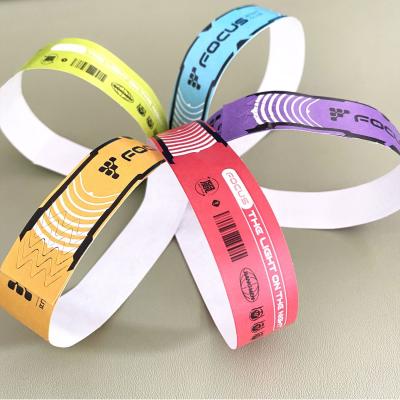 China Custom Logo Printed Armband Waterdicht Papier Tyvek Armbanden Sterk kleefsluiting Te koop