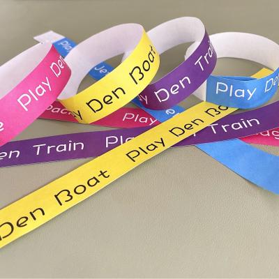 China Custom Logo Printed Armband Waterdicht Papier Tyvek Armbanden Sterk kleefsluiting Te koop